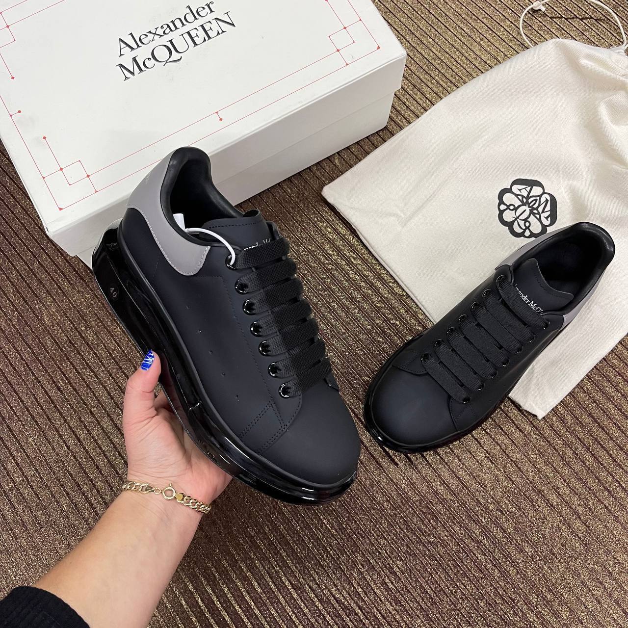 alexander mcqueen ayakkabi sneakers siyah arkasi gri seffaf taban